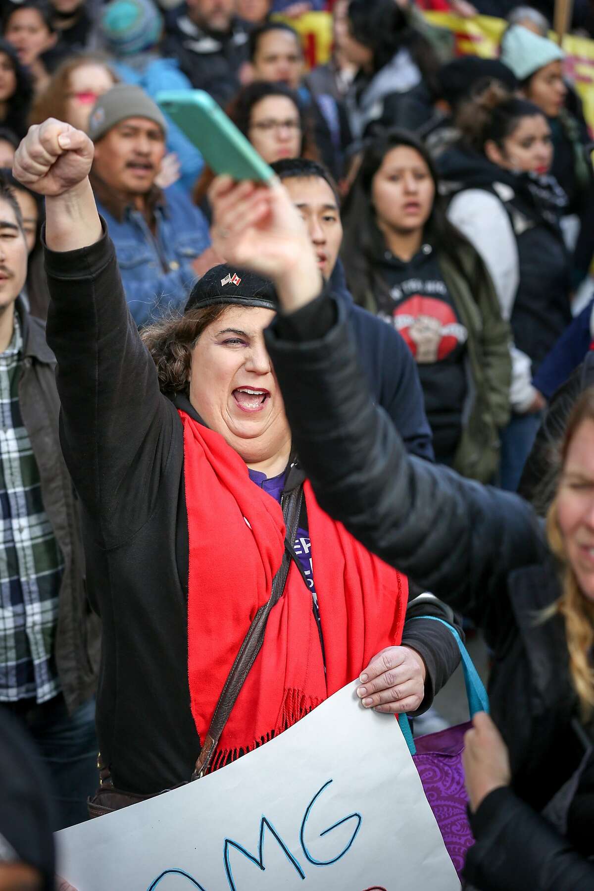 Thousands protest in San Francisco and Oakland as President Trump sworn in
