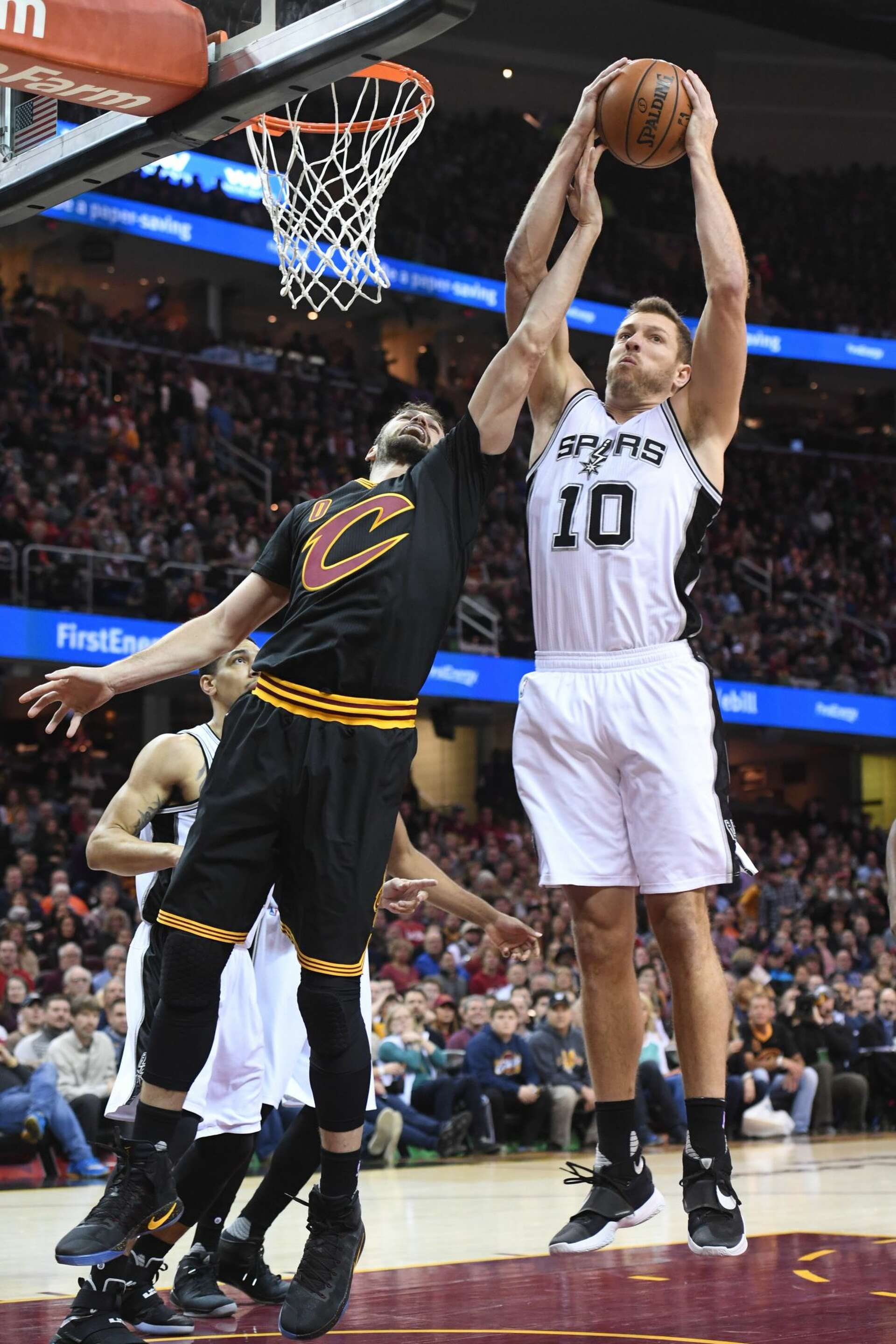 Spurs ride Leonard’s 41 to knock off the champs