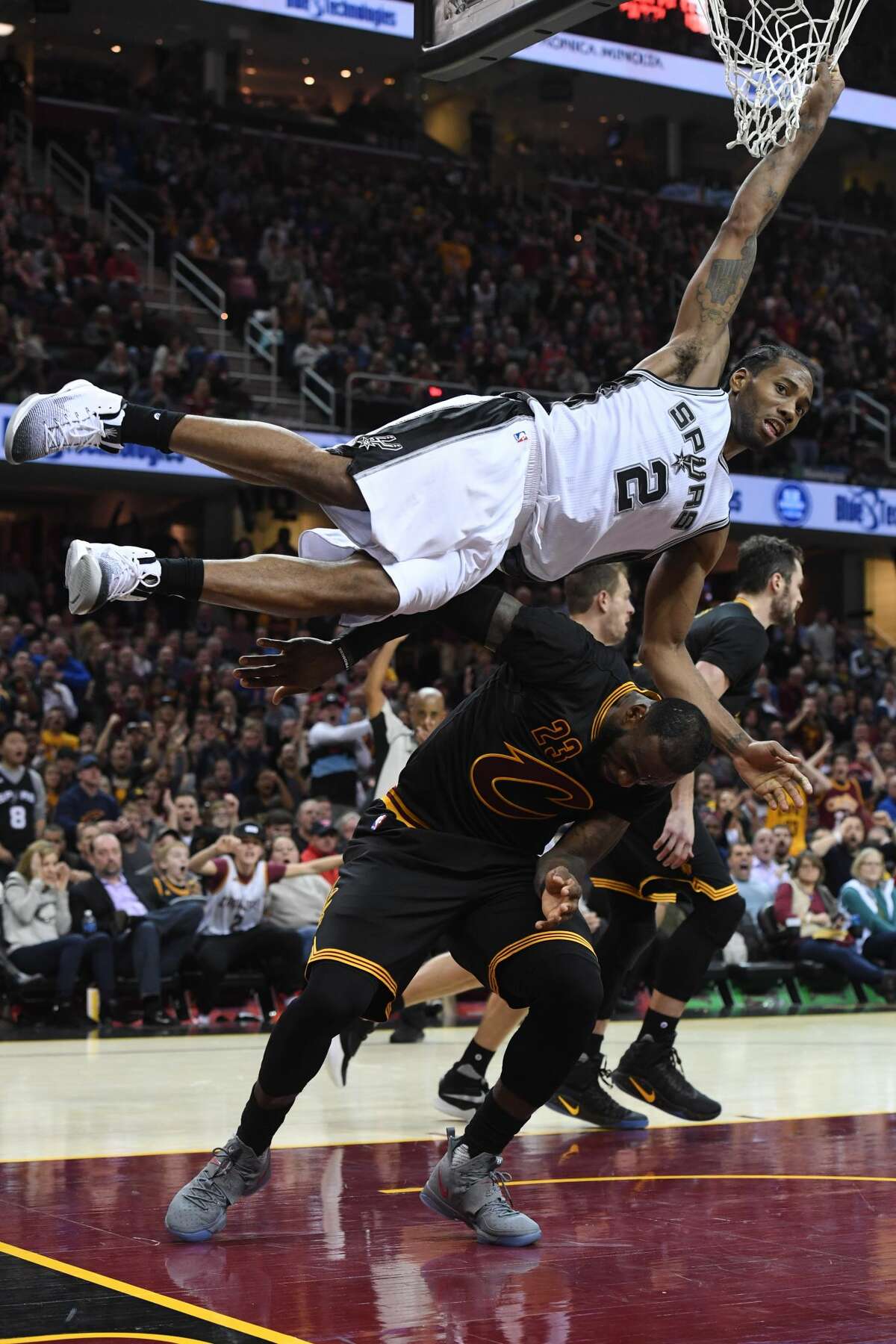 Kawhi Leonard outduels LeBron James in Spurs' overtime win