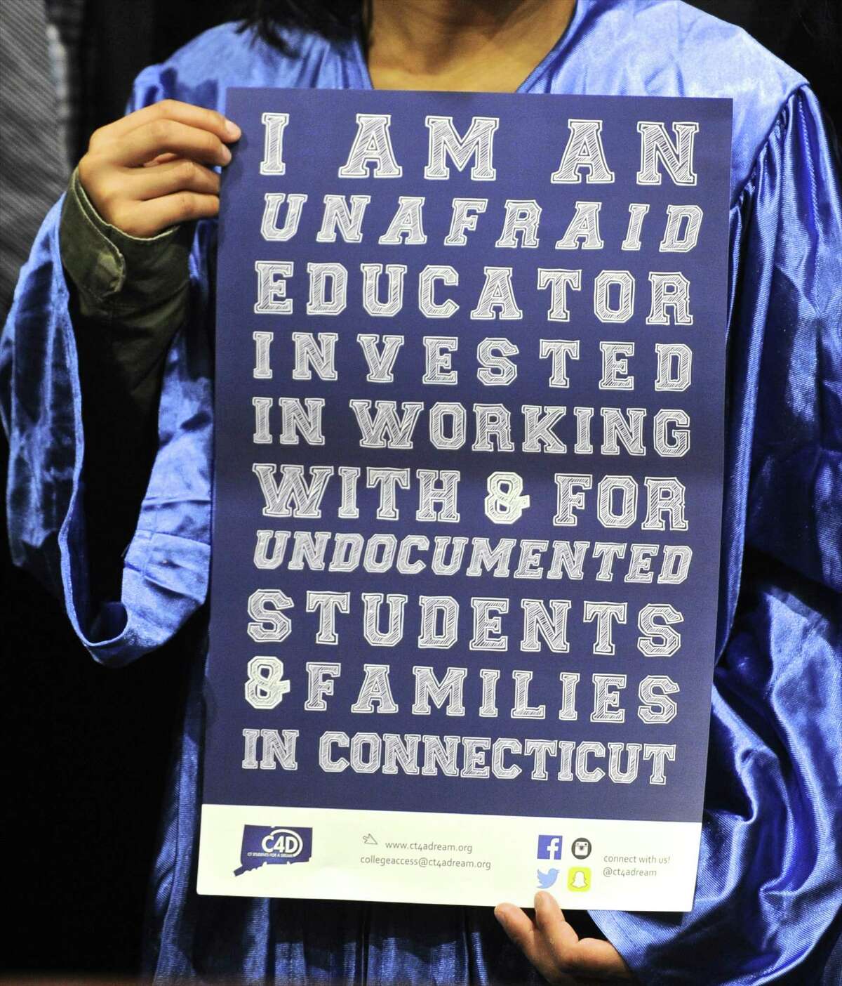 Undocumented students push for right to financial aid