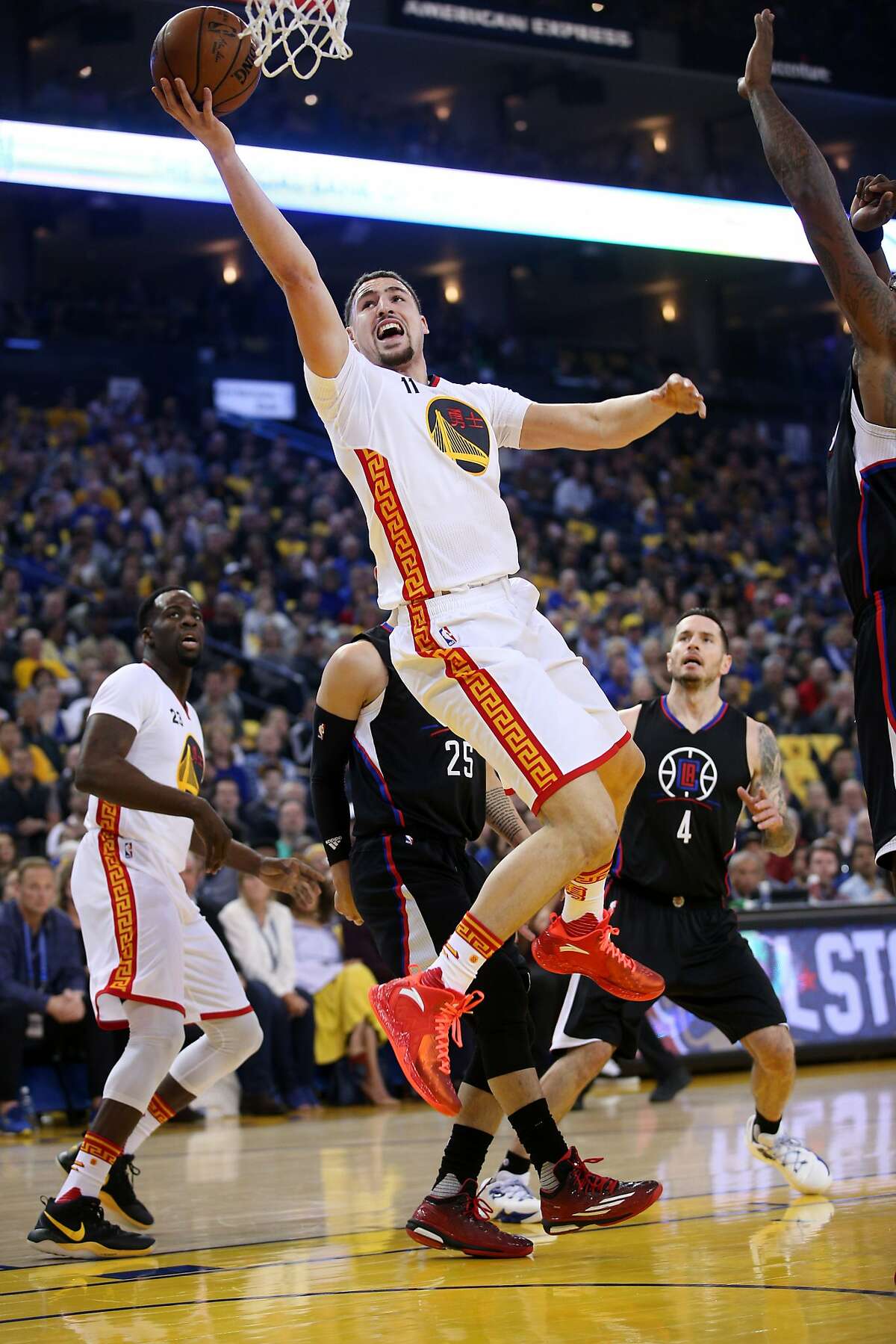 Stephen Curry dazzles as Warriors rout Clippers
