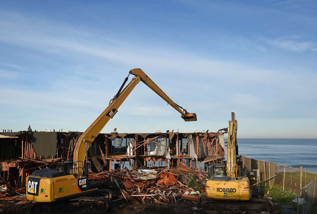 Demolition of building on eroding Pacifica cliff begins
