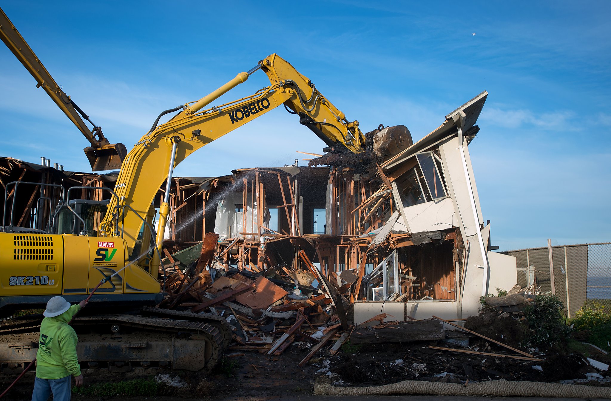 Demolition of building on eroding Pacifica cliff begins