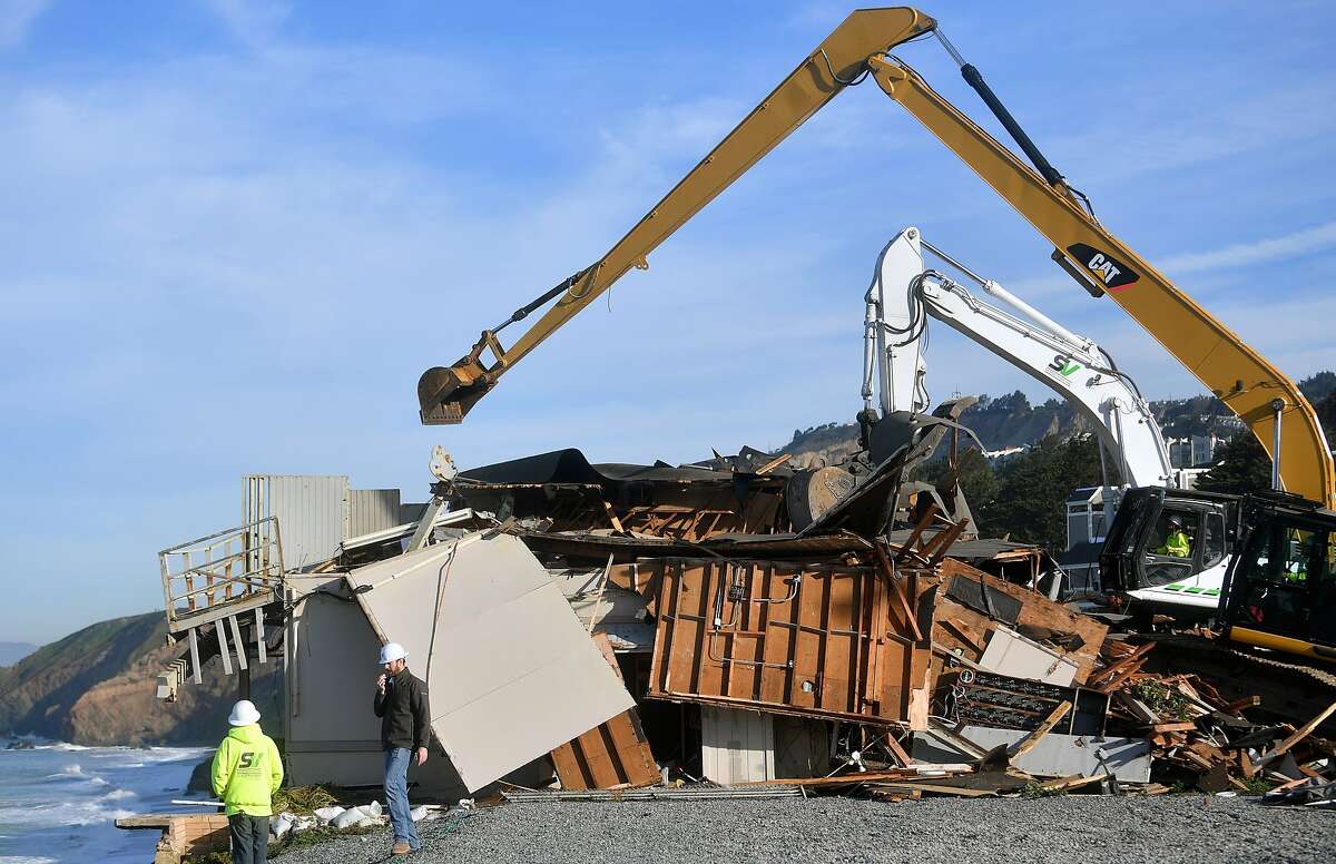 Demolition of building on eroding Pacifica cliff begins
