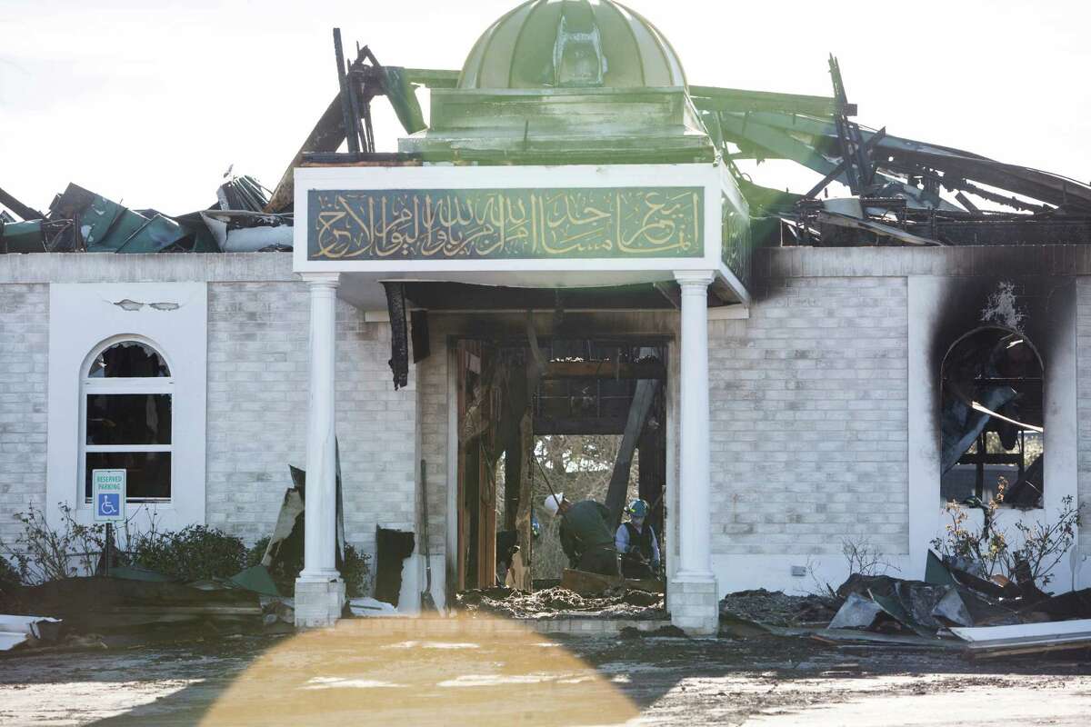 Texas town's synagogue hands keys to Muslim worshipers after mosque burns