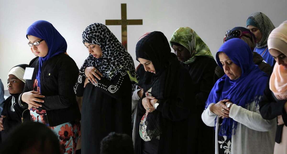 Hundreds form human shield to bar disruption at Muslim Capitol Day