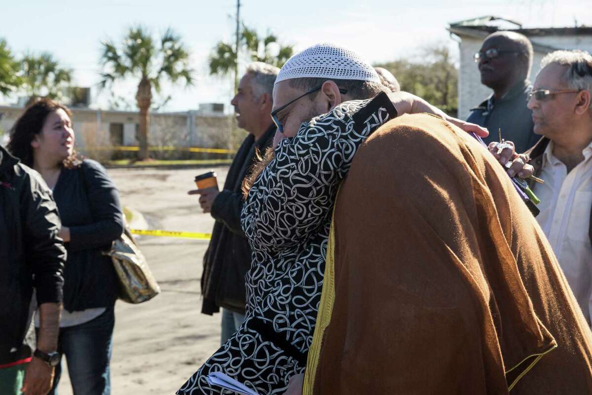 Texas town's synagogue hands keys to Muslim worshipers after mosque burns