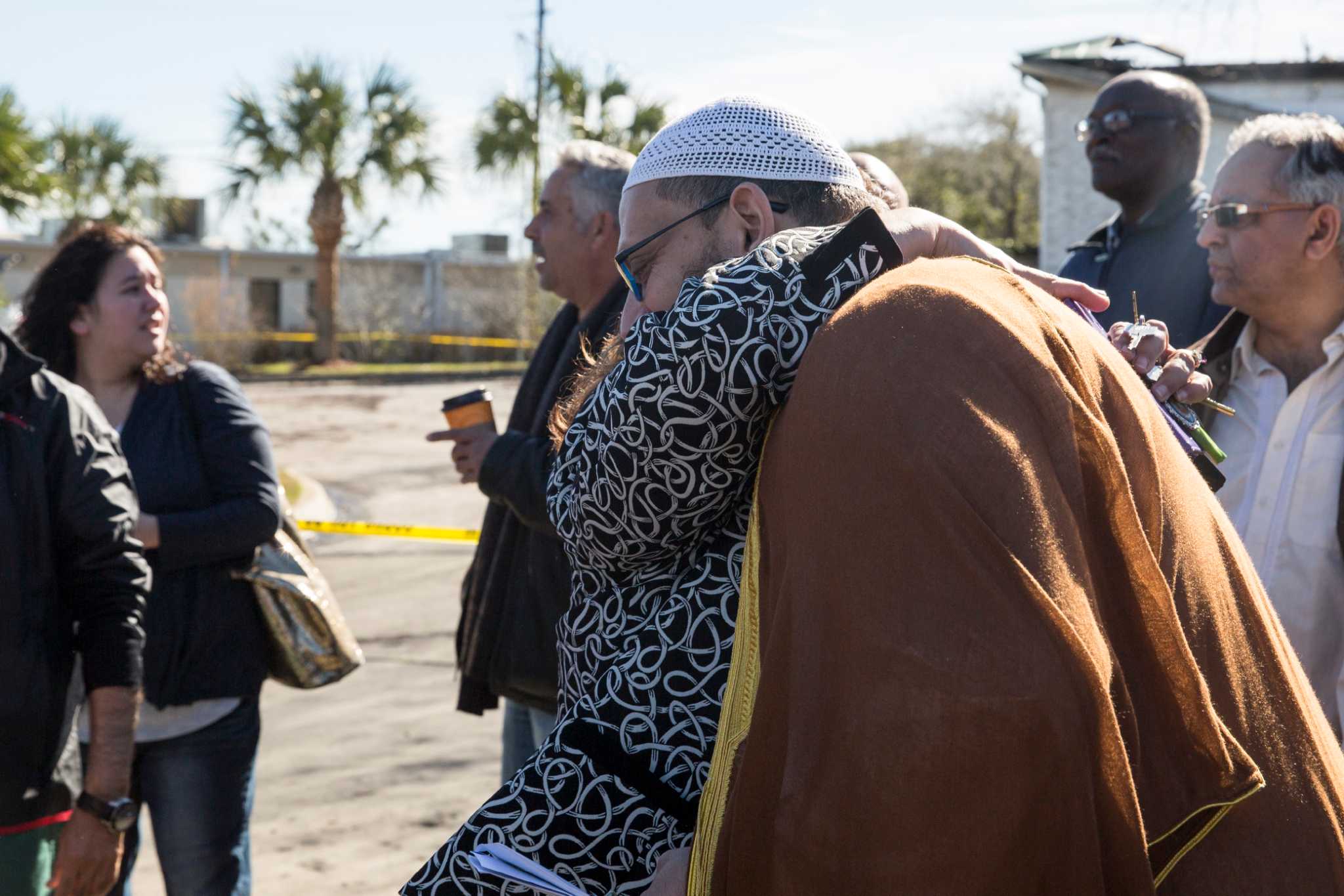 Texas town's synagogue hands keys to Muslim worshipers after mosque burns