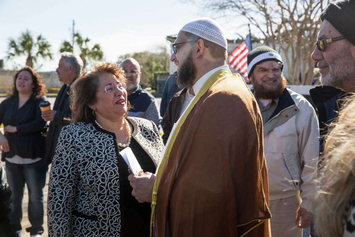 Texas town's synagogue hands keys to Muslim worshipers after mosque burns