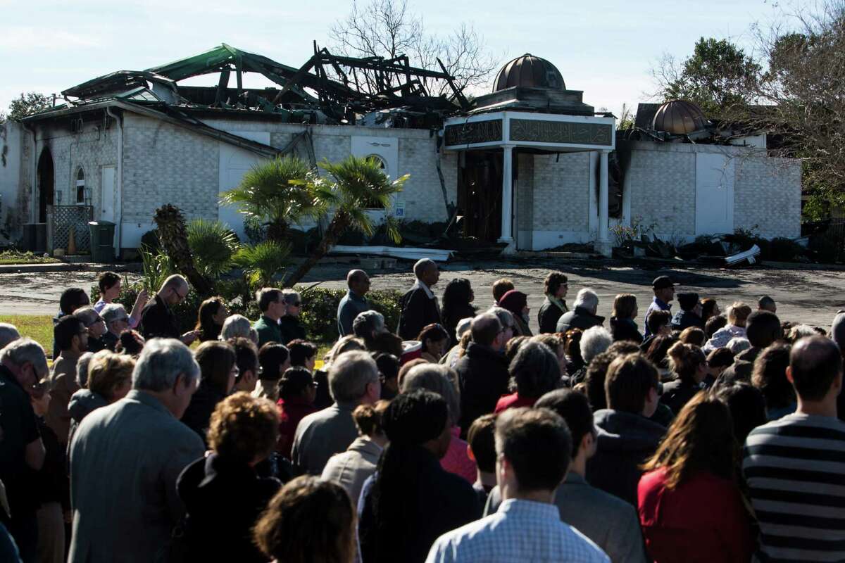 Texas town's synagogue hands keys to Muslim worshipers after mosque burns