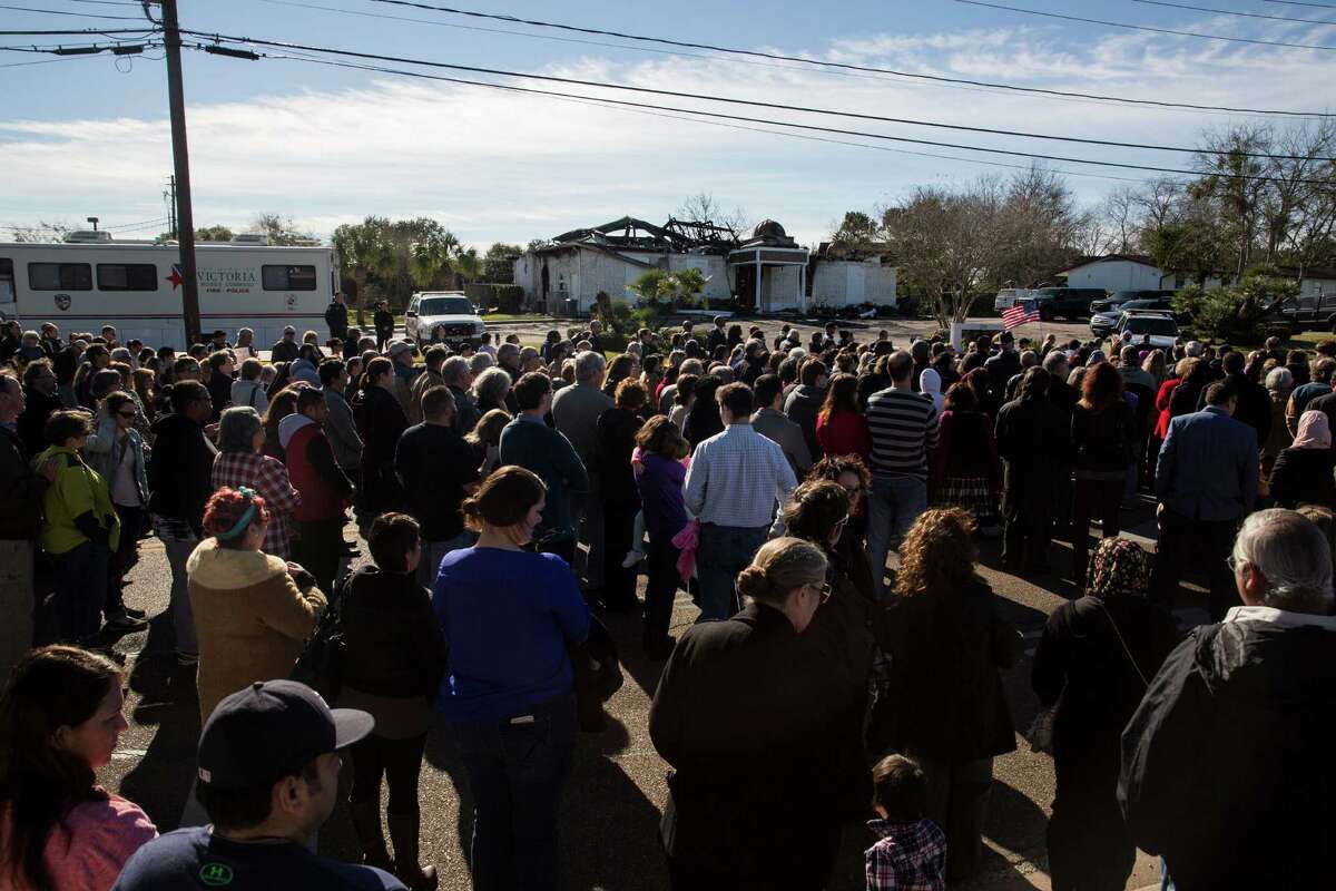 Texas town's synagogue hands keys to Muslim worshipers after mosque burns