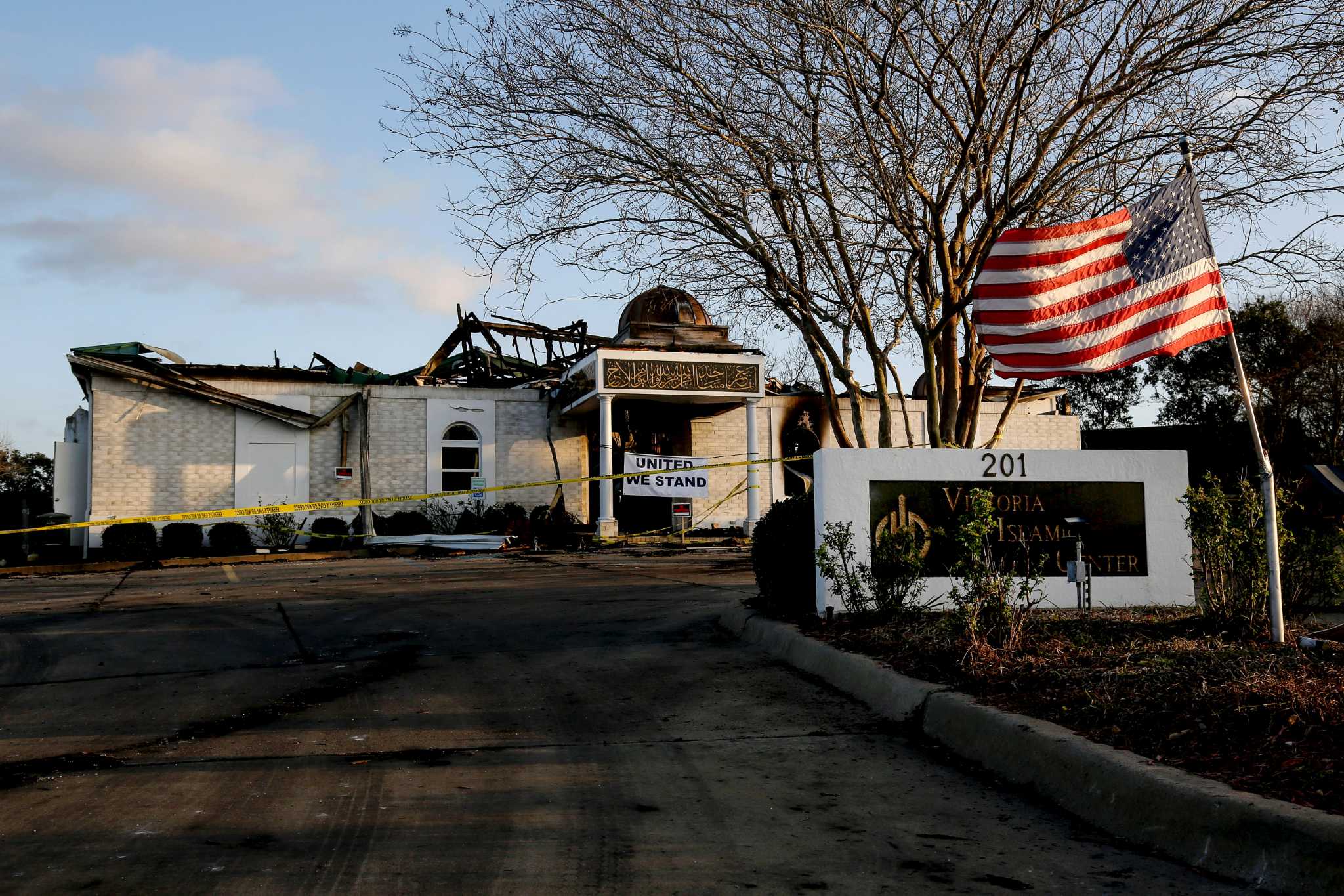 Texas town's synagogue hands keys to Muslim worshipers after mosque burns