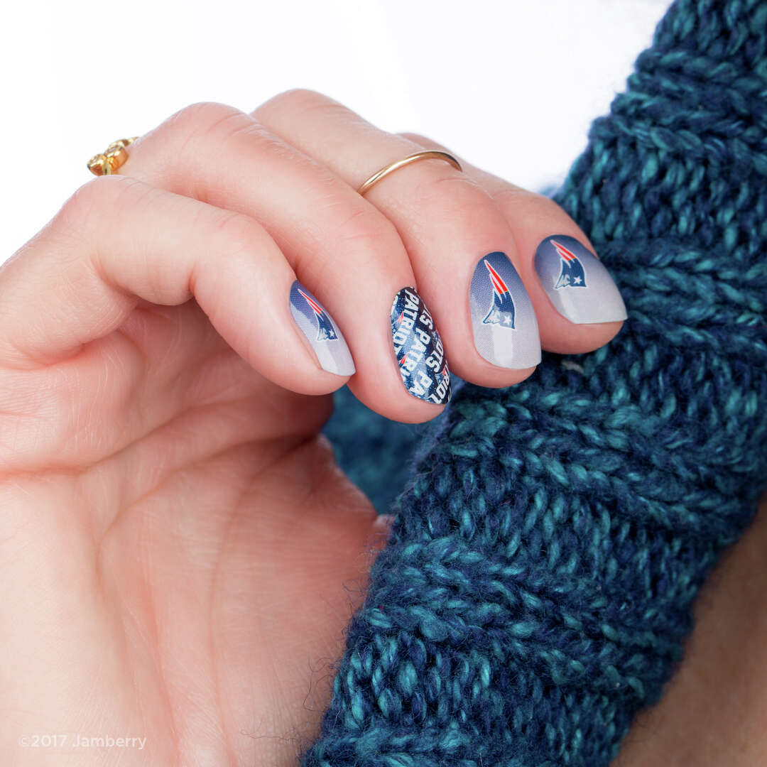Wrap your nails in Super Bowl style