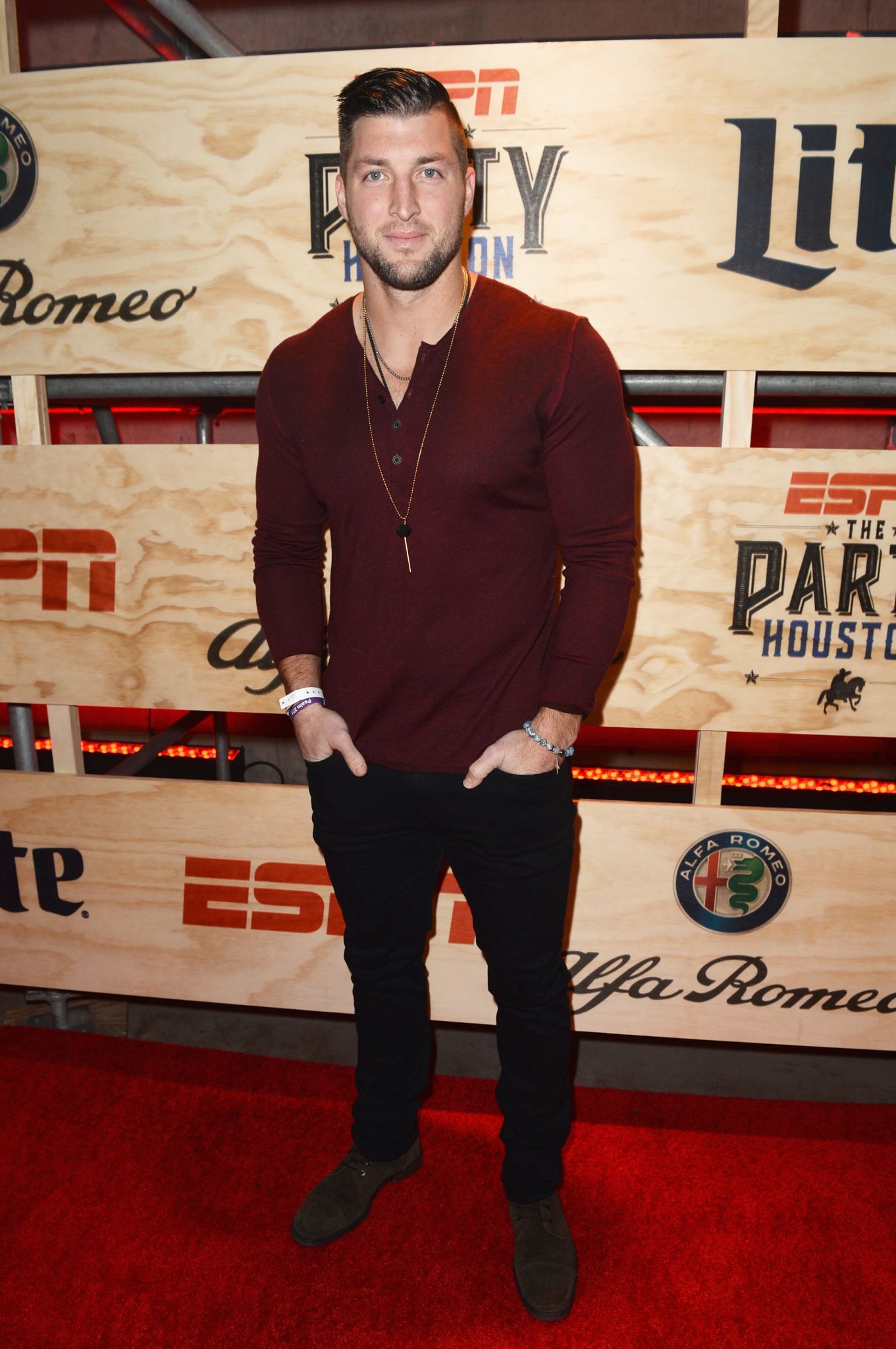 Tim Tebow surprises prom date on 'The Tonight Show'