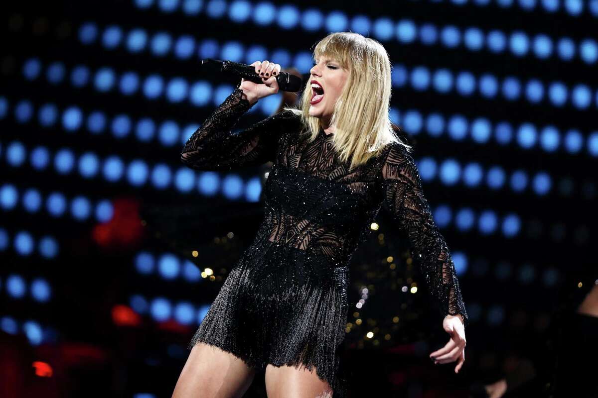 Taylor Swift makes for a super Saturday night in Houston at Super Bowl ...