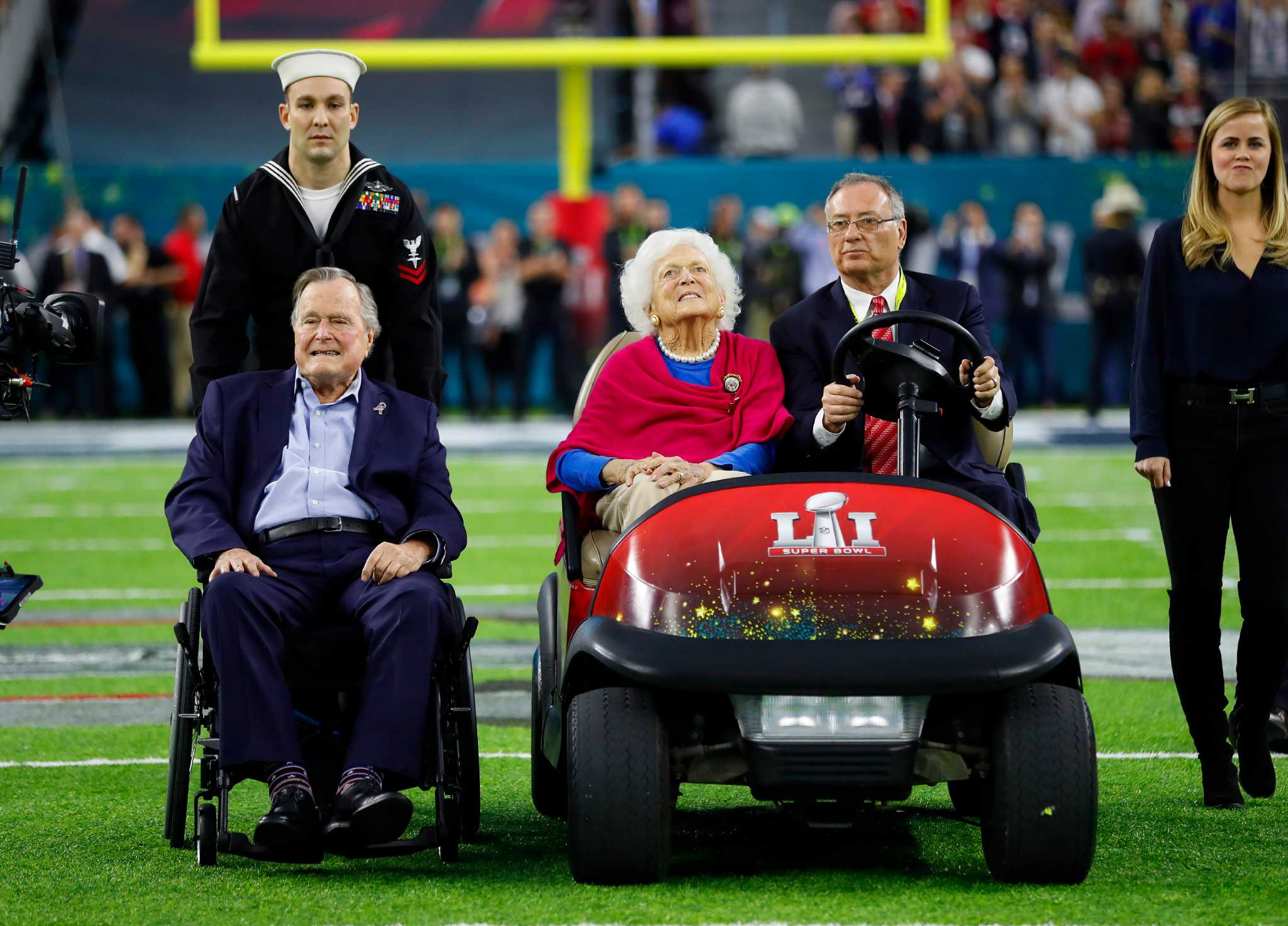 Former President George H.W. Bush gets warm welcome as he flips coin at ...