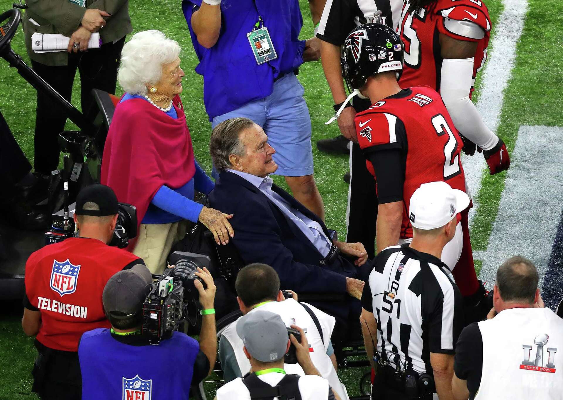 Former President George H.W. Bush gets warm welcome as he flips coin at ...
