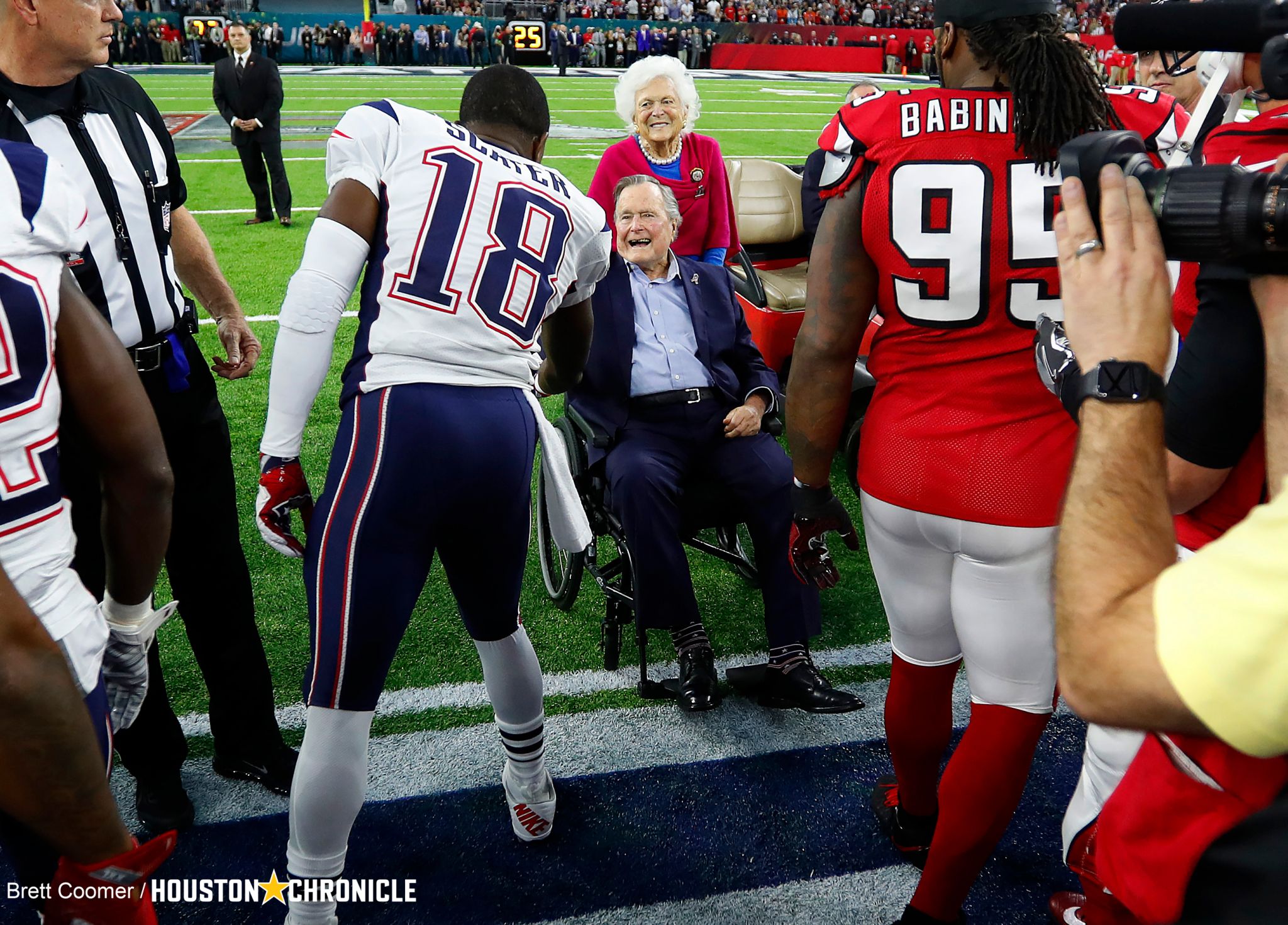 Former President George H.W. Bush flips coin at Houston's Super Bowl