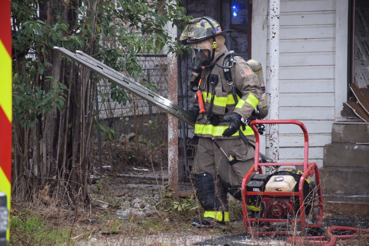 Off-duty firefighter spots smoke at downtown home, springs into action