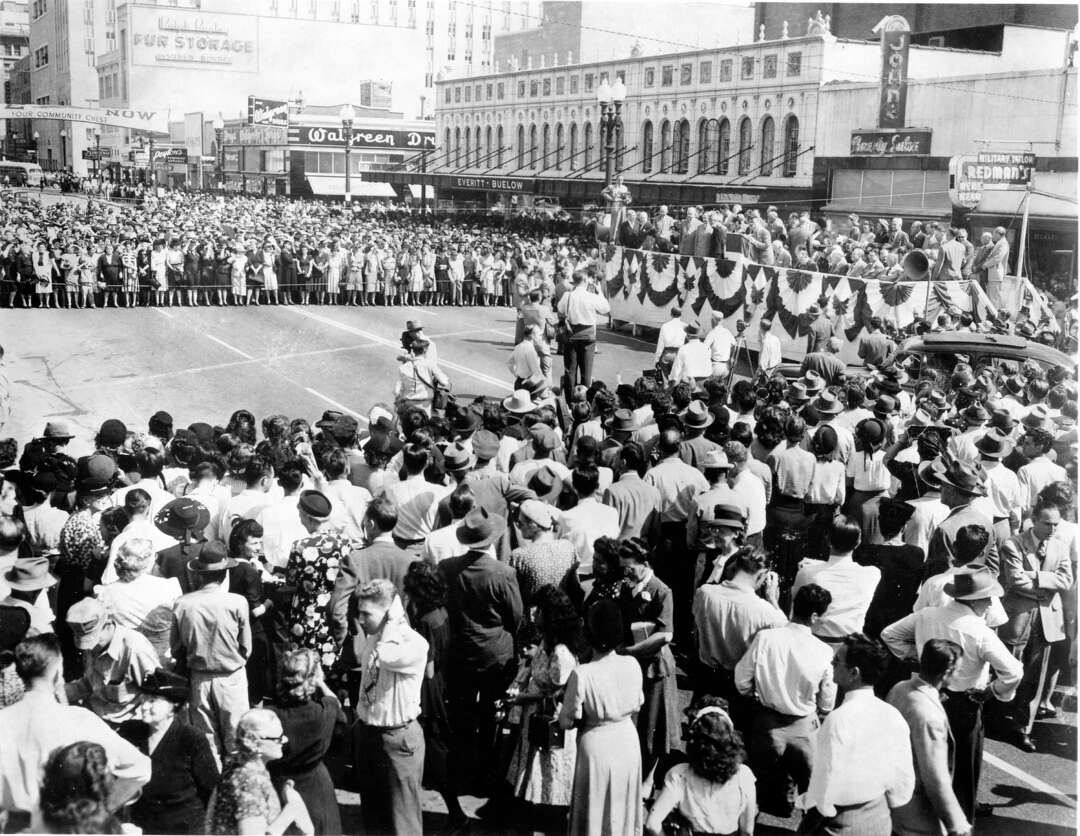 200,000 Visit New Foley's Opening Day