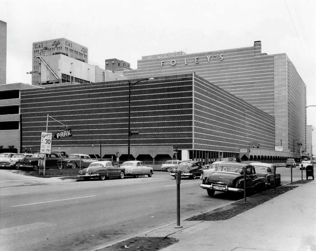 200,000 Visit New Foley's Opening Day