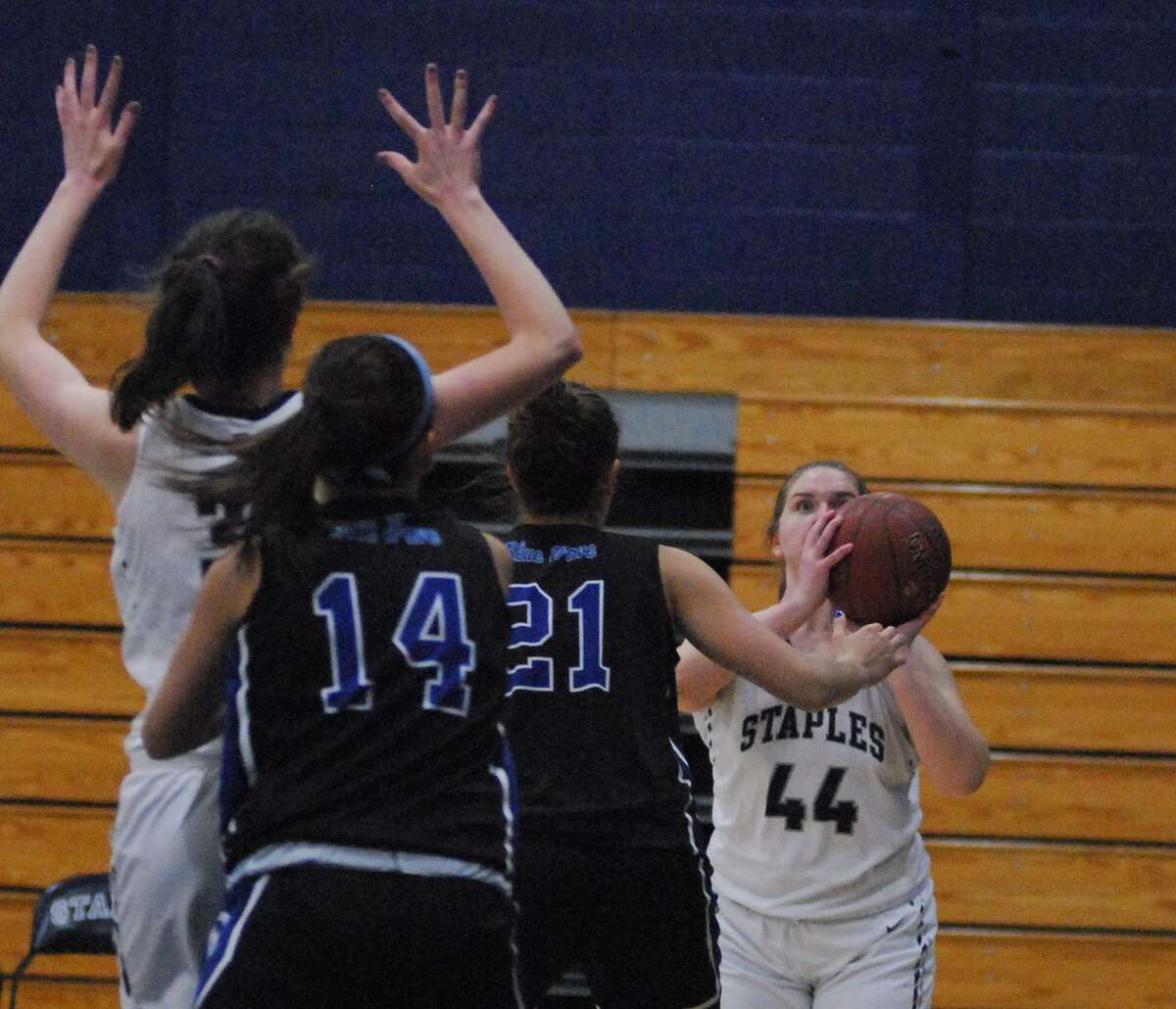 Staples girls basketball falls to Darien