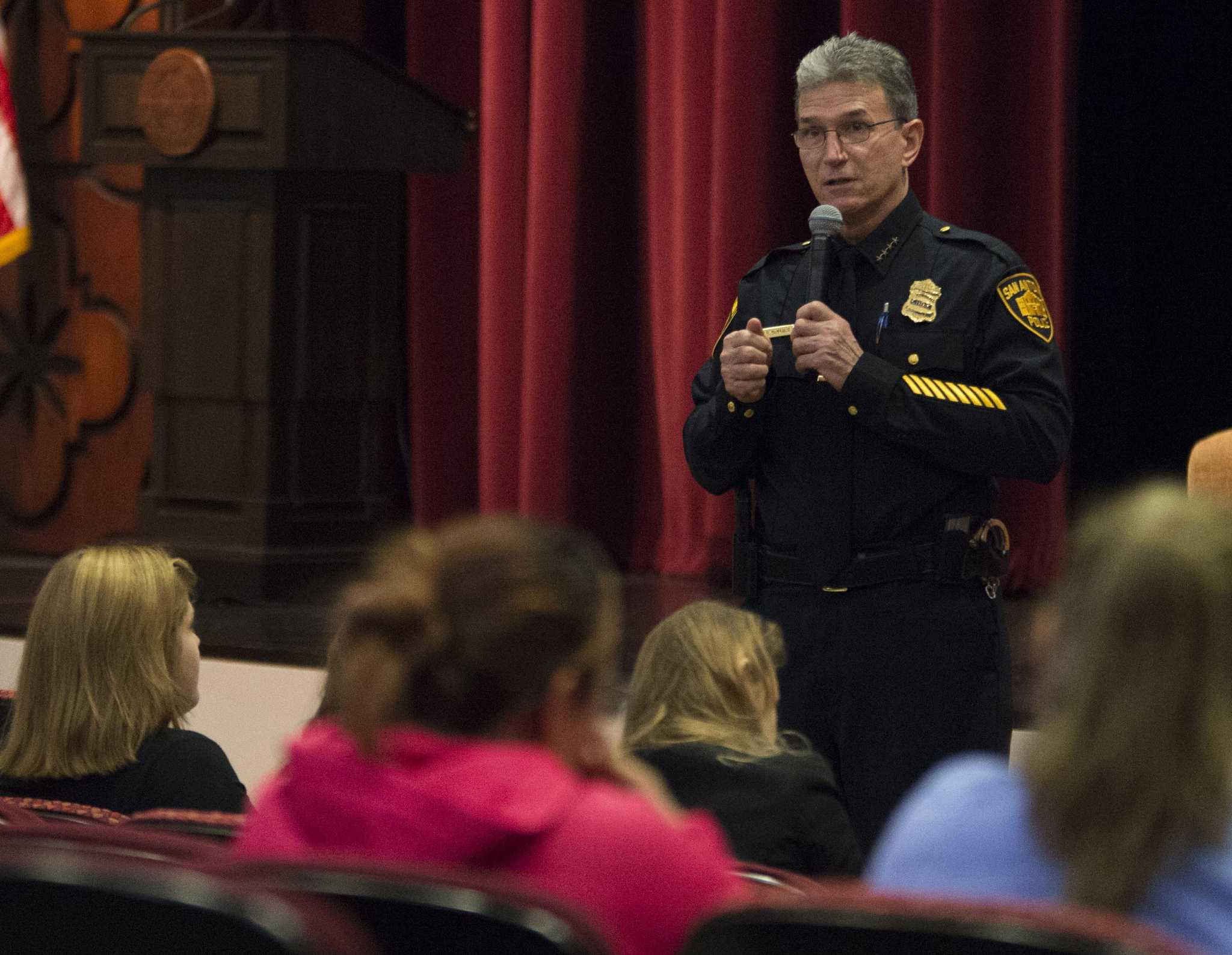 Women police share experiences at recruiting event