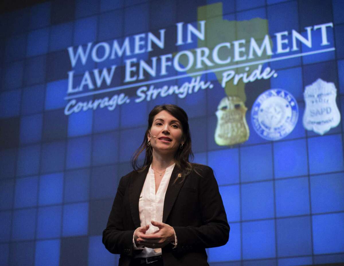 Women police share experiences at recruiting event