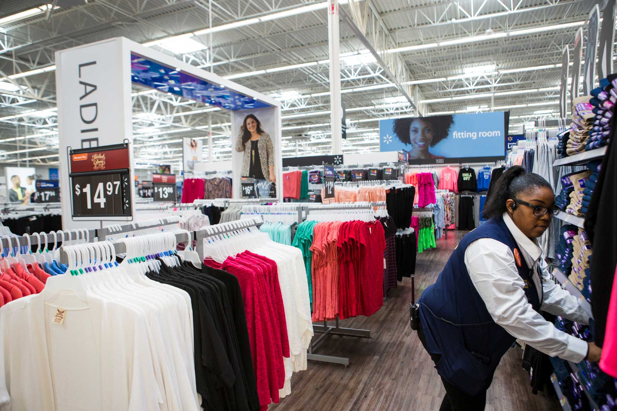 Wal-Mart to discount online-only items delivered to stores