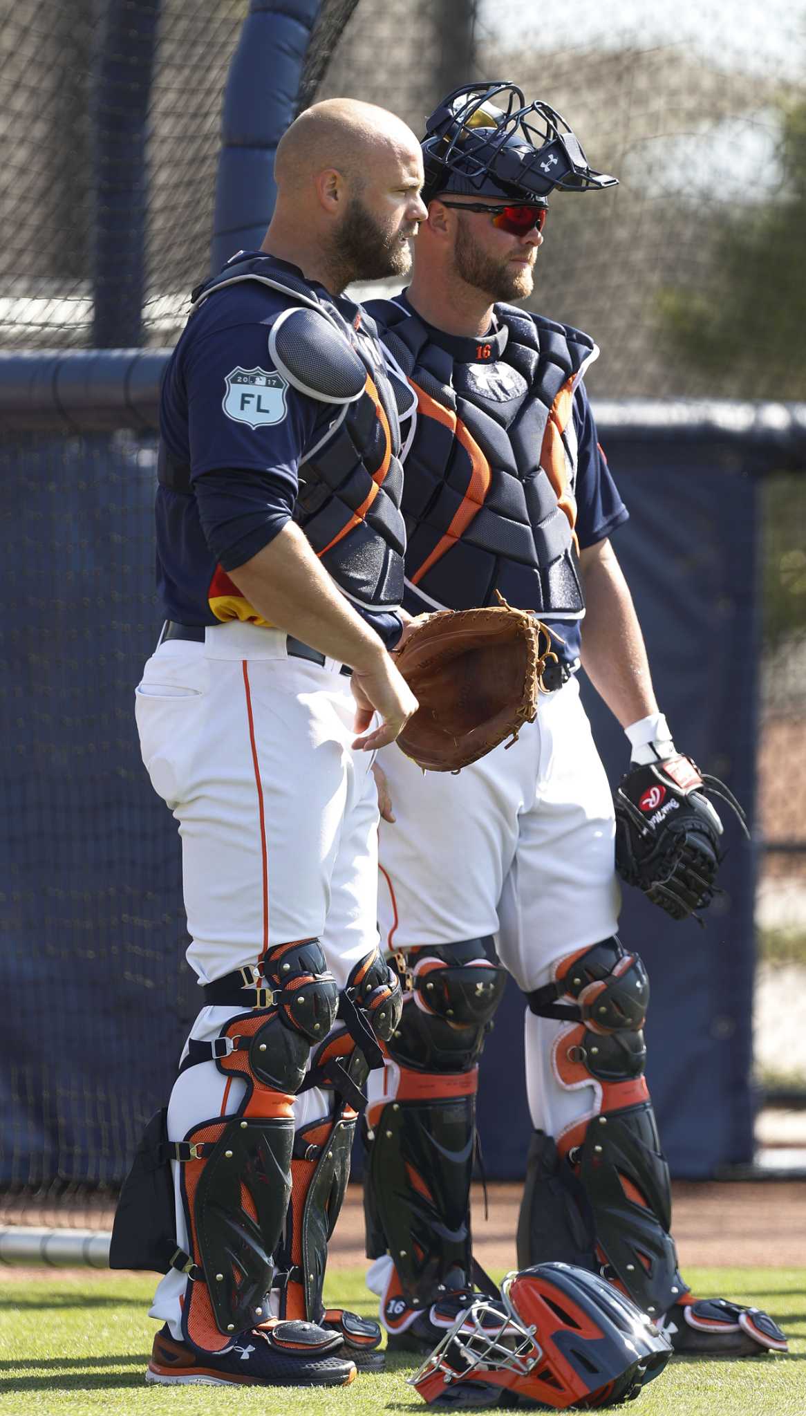 Astros' Evan Gattis resumes throwing after resting shoulder