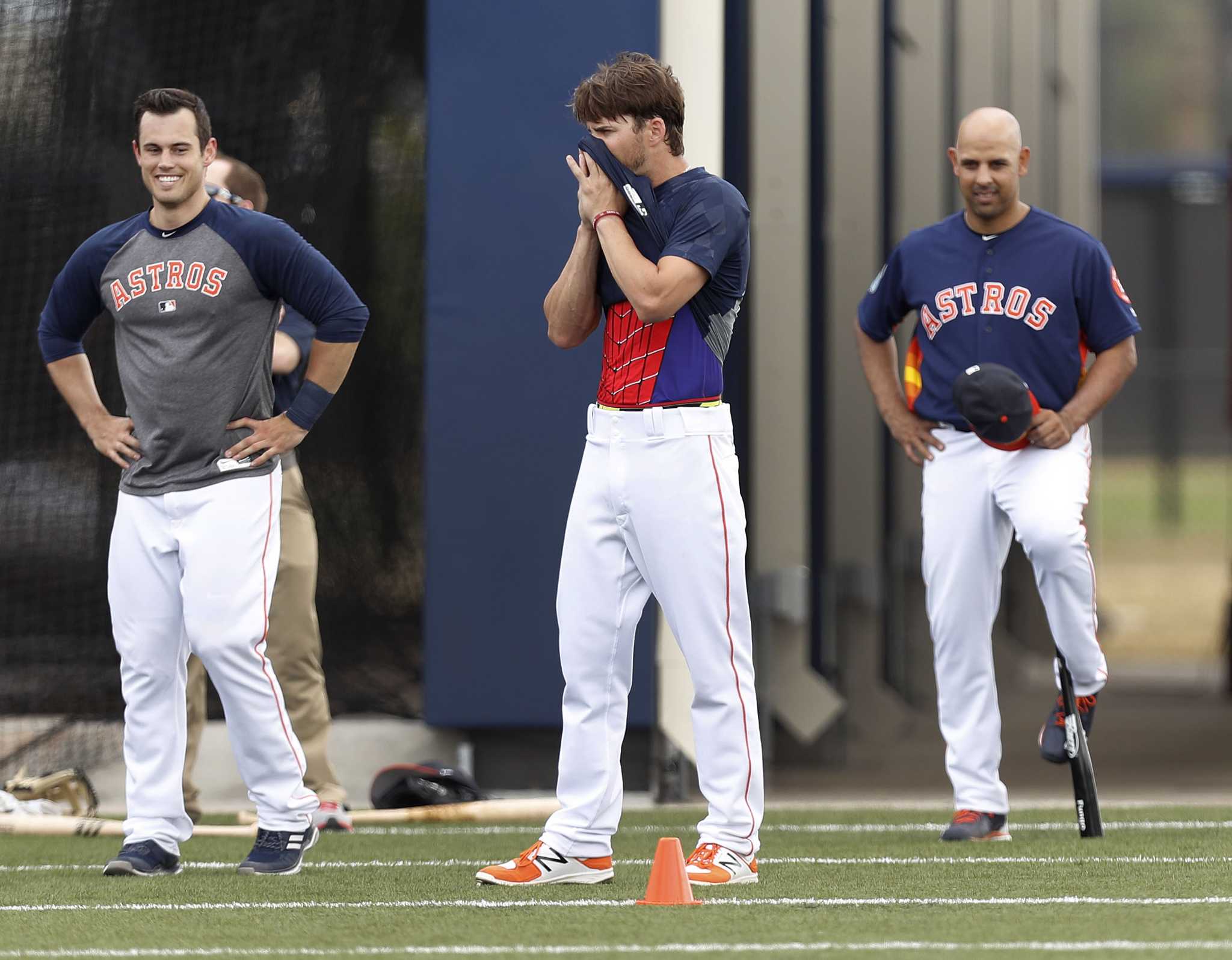 Manager's signal for intentional walks draws mixed reaction from Astros