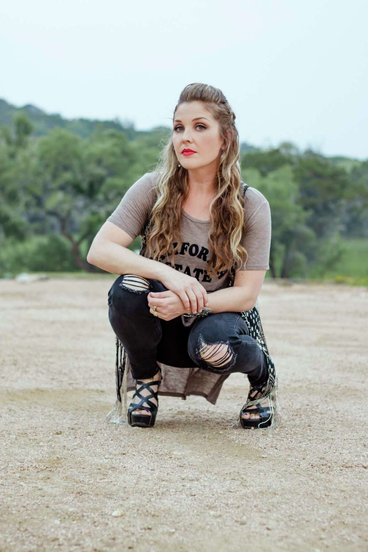 Country songwriter Sunny Sweeney lures listeners to unvarnished ...