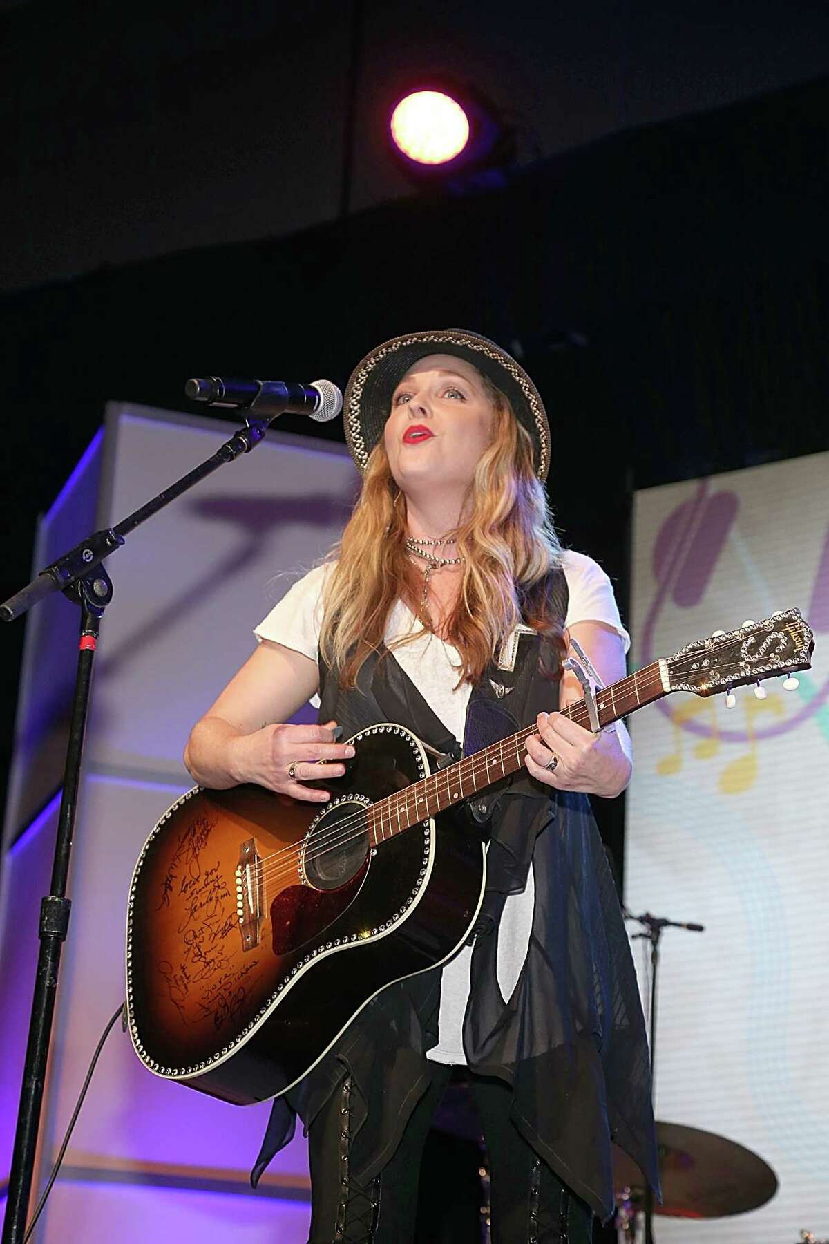 Country songwriter Sunny Sweeney lures listeners to unvarnished ...