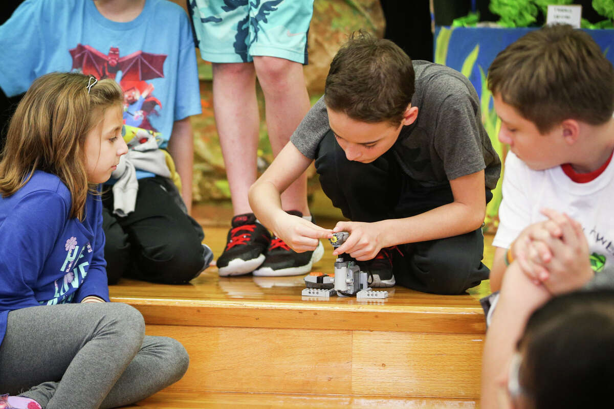 Mitchell Intermediate students make robot to save endangered toad