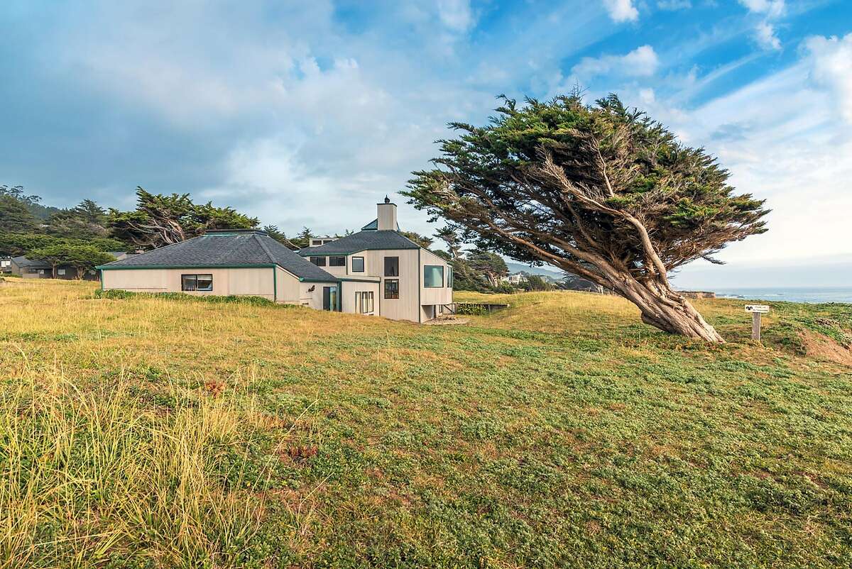 ‘Sea Ranch classic with a magical oceanfront setting’