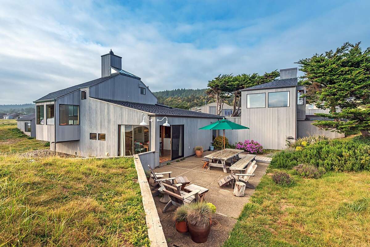 ‘Sea Ranch classic with a magical oceanfront setting’