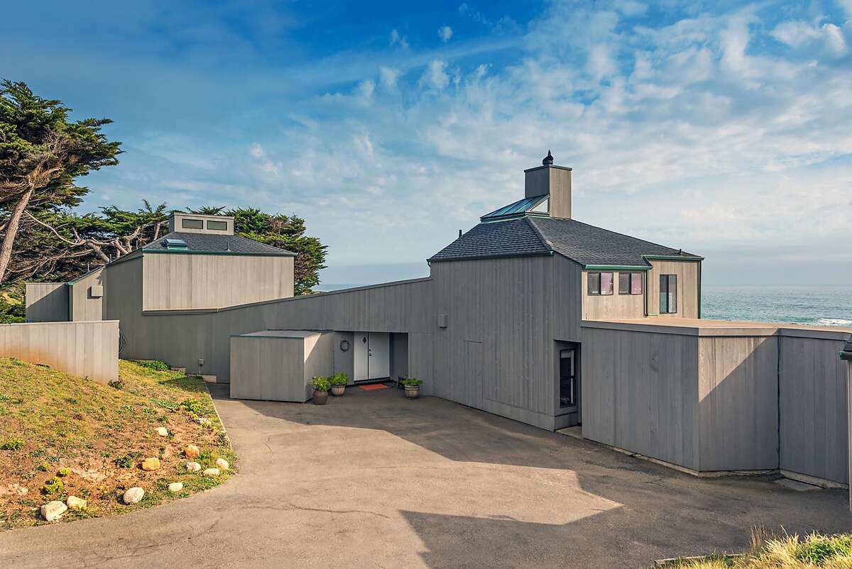 ‘Sea Ranch classic with a magical oceanfront setting’