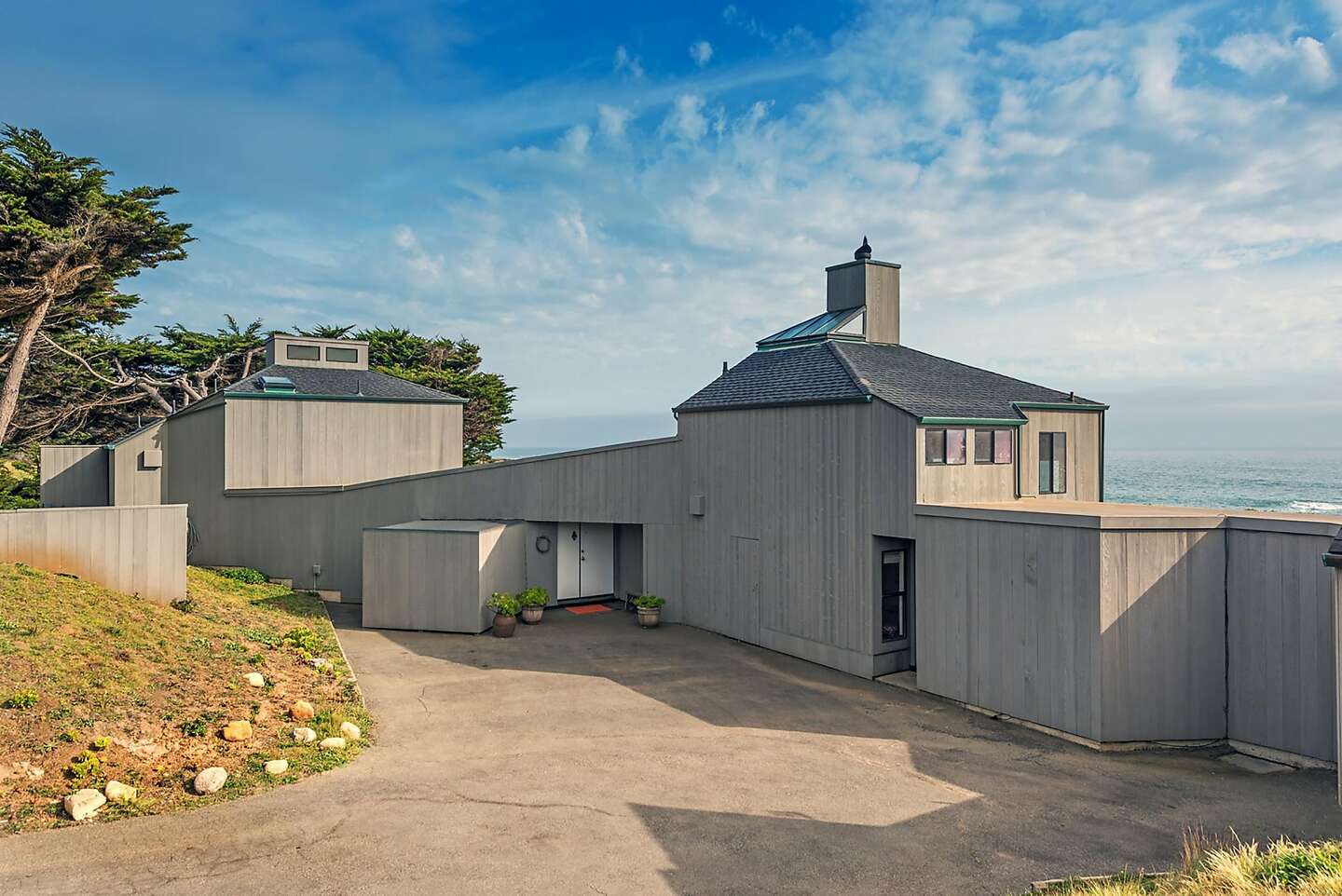 ‘Sea Ranch classic with a magical oceanfront setting’