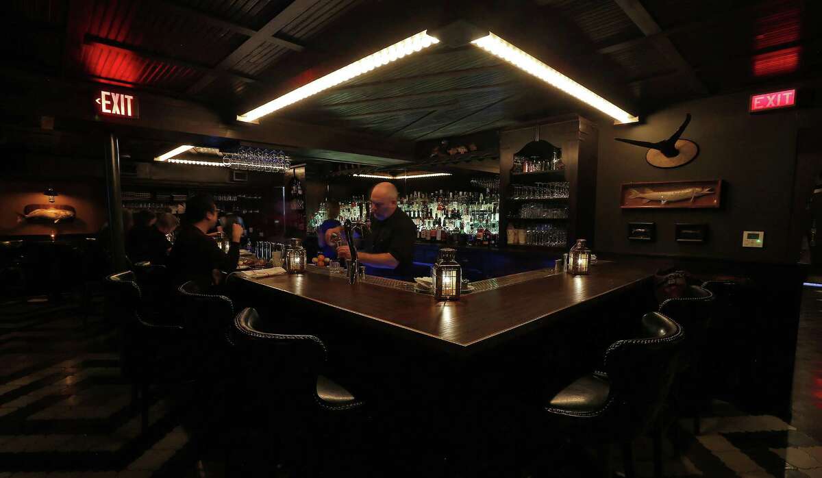 Review: The Esquire Tavern stays loud and proud on the River Walk