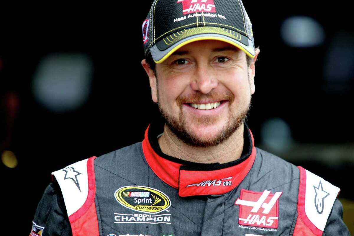 Kurt Busch uses last-lap pass to win Daytona 500