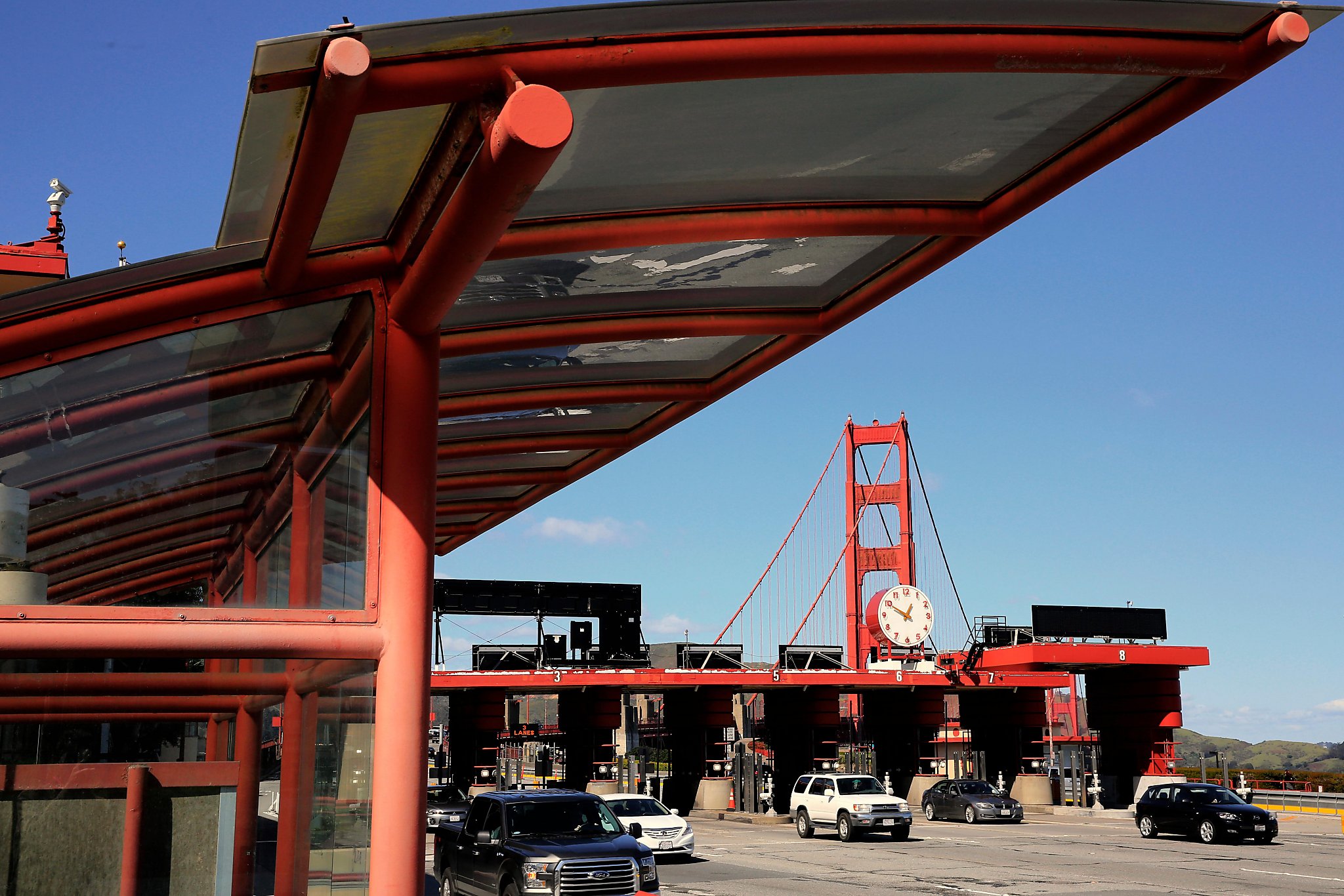 1 lane of Golden Gate Bridge closed after RV hits toll booth