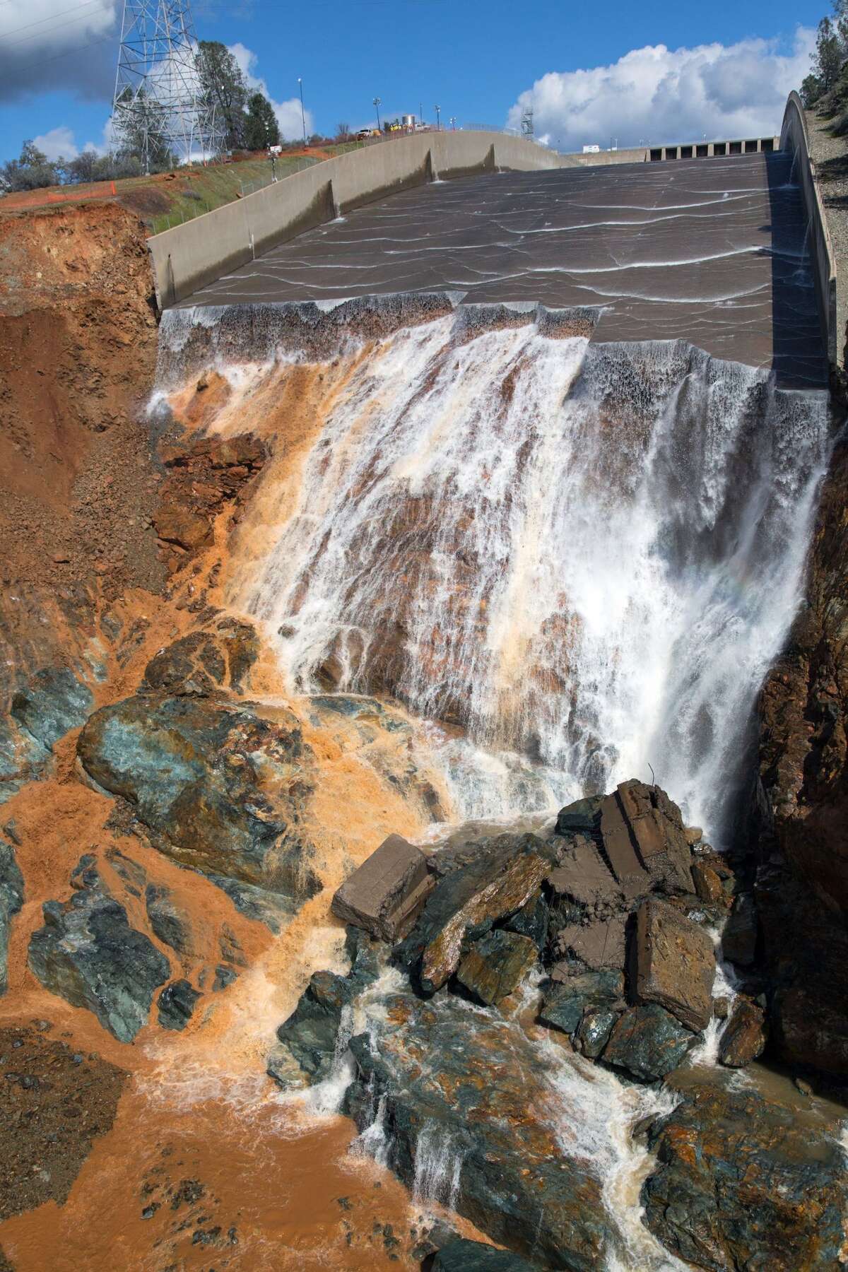 'Green spots' on Oroville Dam raise concern that a leak could lead to a breach