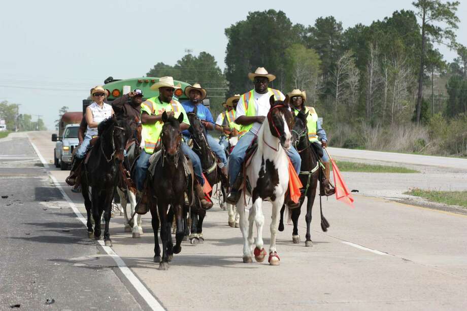 Trail riders make their way through Cleveland - Houston Chronicle