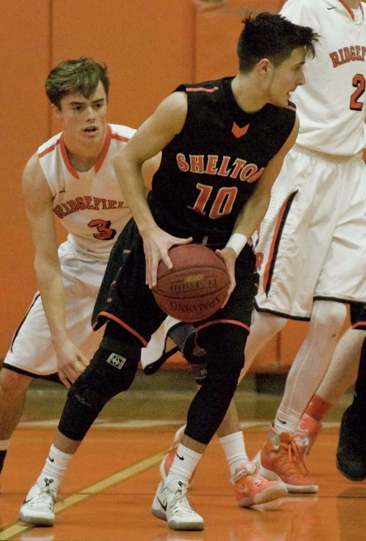 Shelton boys edge Ridgefield on last-second layup