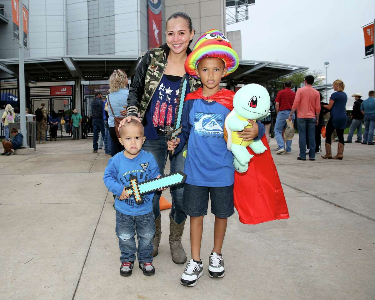 Texas singer keeps it country at RodeoHouston's Armed Forces ...