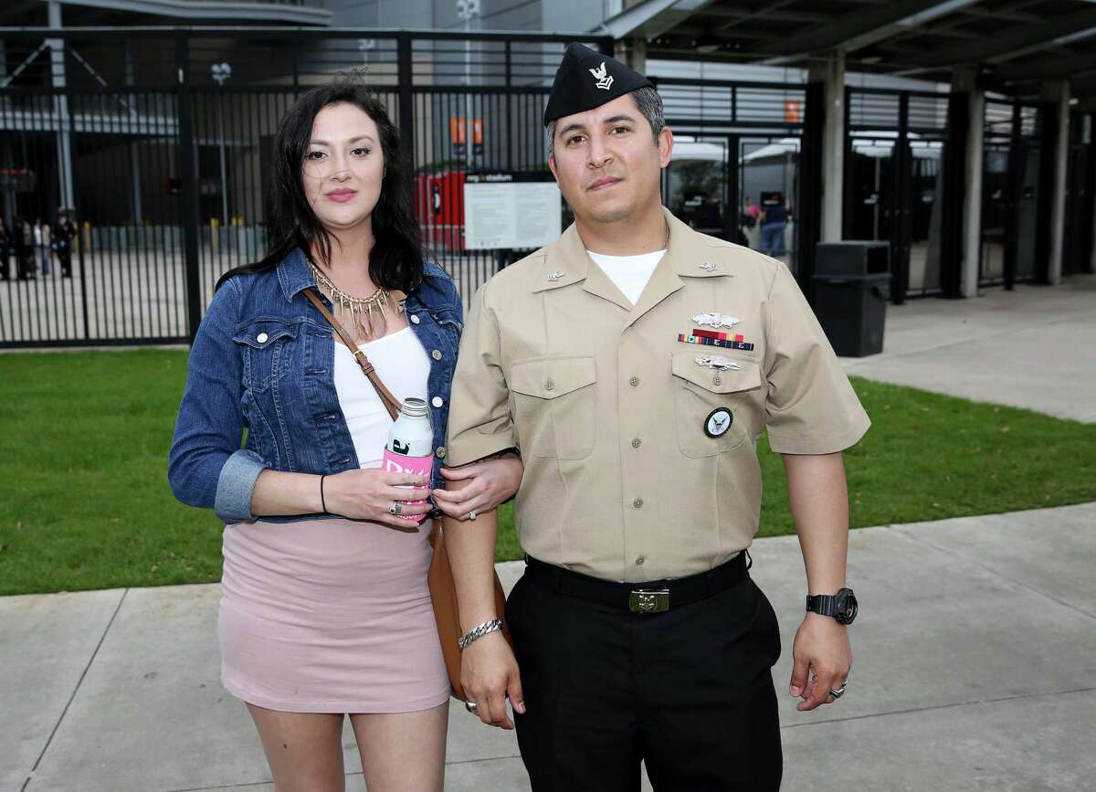 Texas singer keeps it country at RodeoHouston's Armed Forces ...