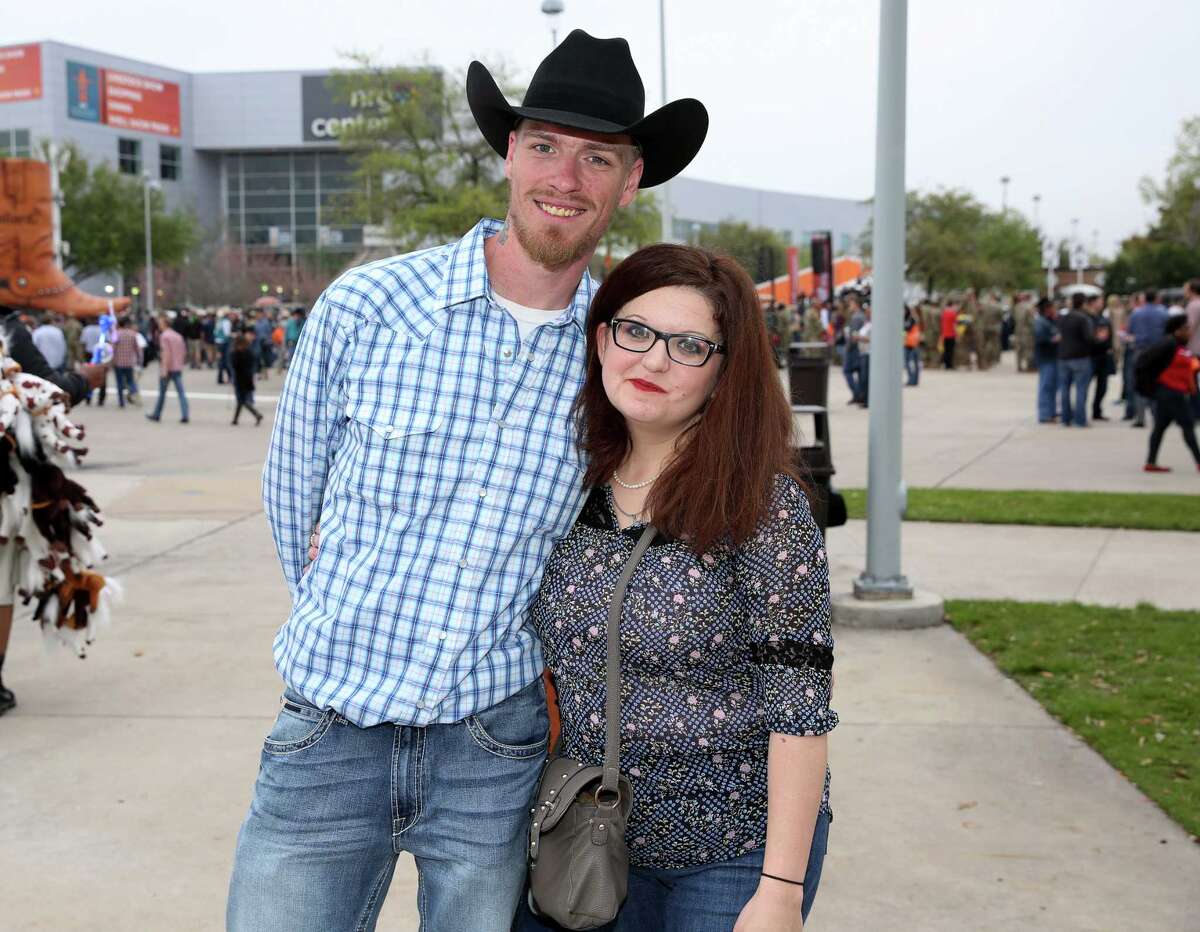 Texas singer keeps it country at RodeoHouston's Armed Forces ...