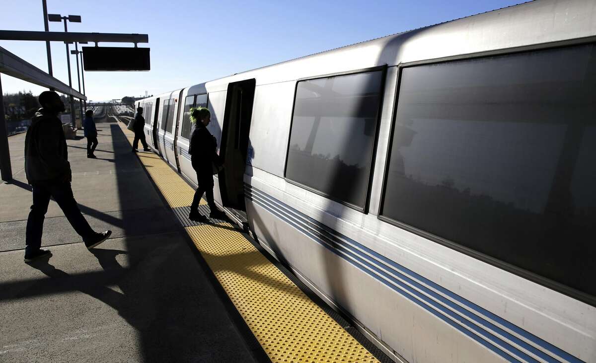 BART takeover robbery: 40 to 60 teens swarm train, hold up riders