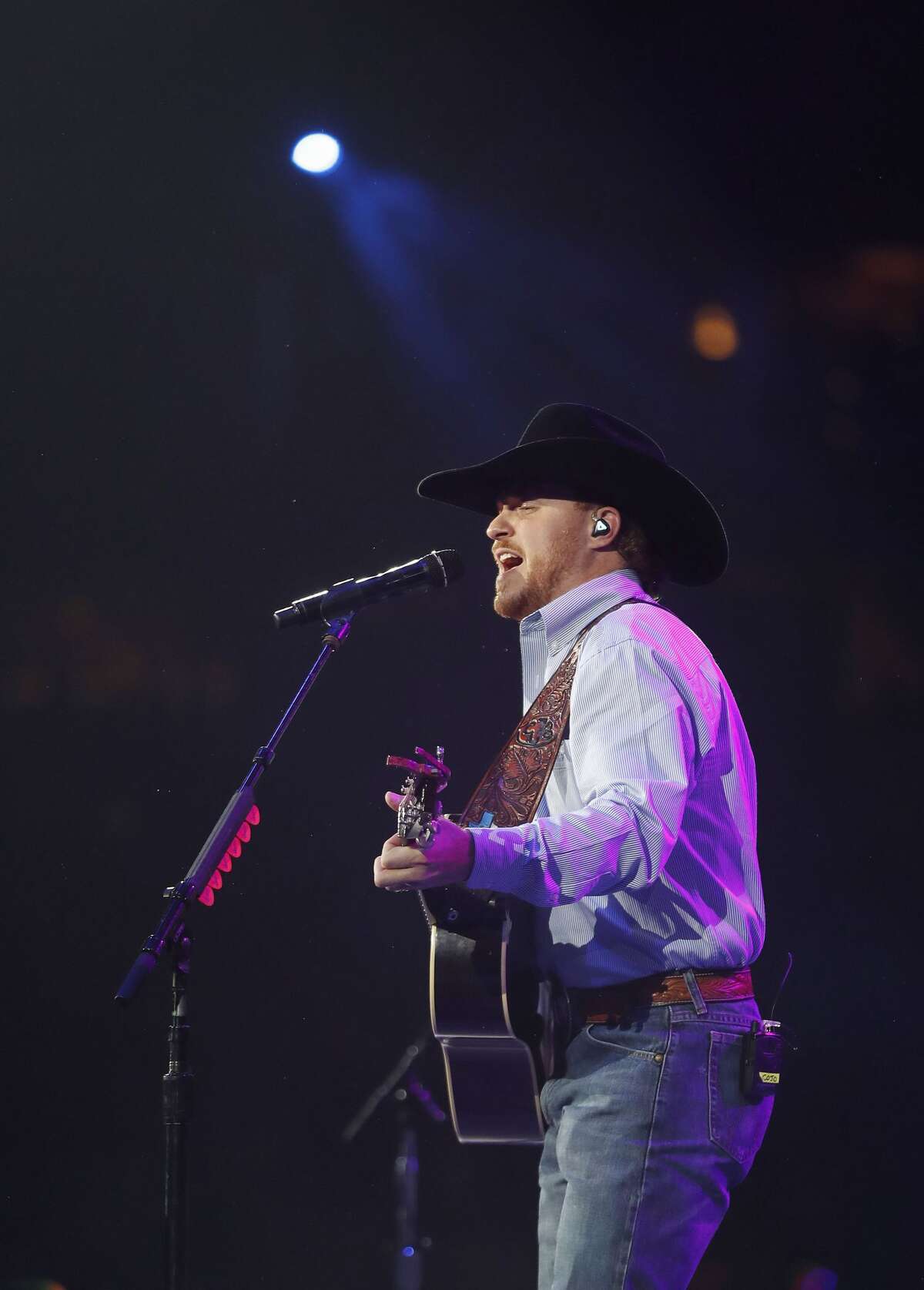 Texas singer keeps it country at RodeoHouston's Armed Forces ...