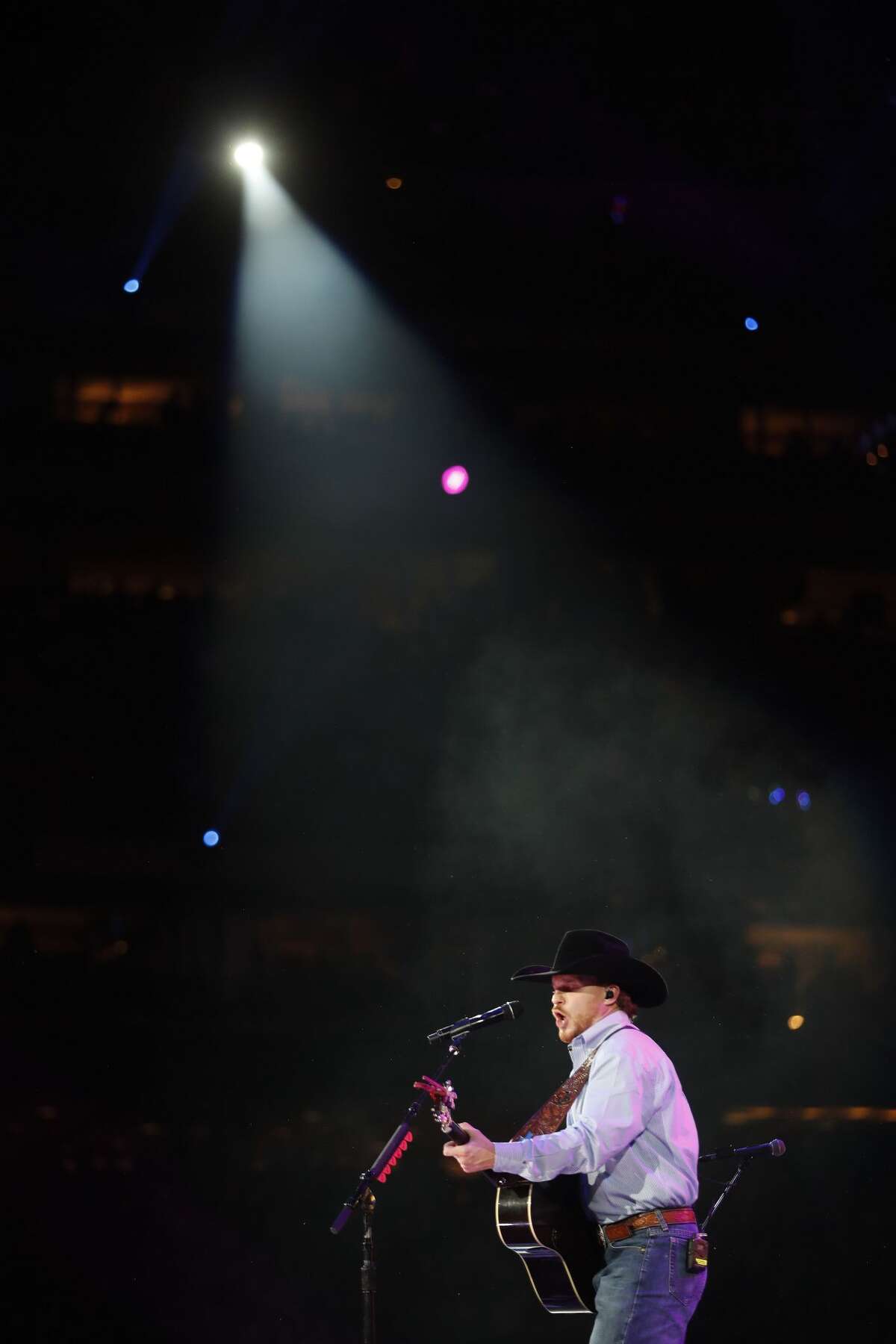 Texas singer keeps it country at RodeoHouston's Armed Forces ...